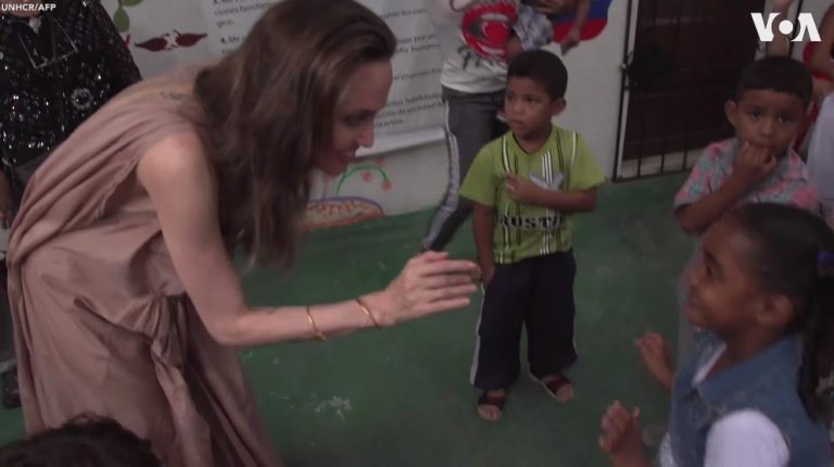 Bones and veins: it became scary to look at Angelina Jolie's hands ...